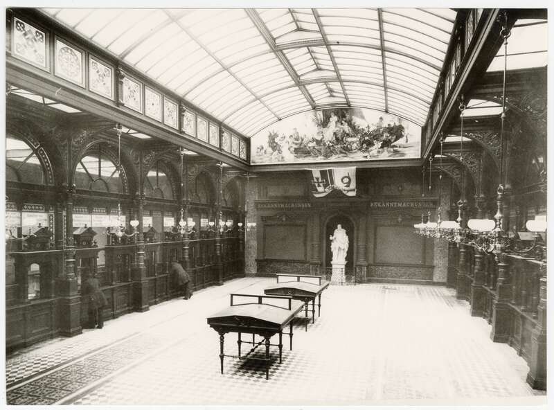 Fotografie, Schalterhalle mit Postschalteranlage im ...