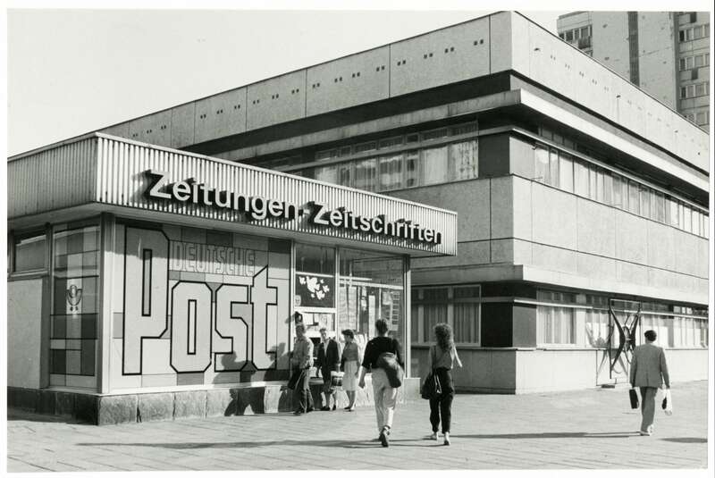 Fotografie. Zeitungskiosk des Postzeitungsvertriebs (PZV) der Deutschen ...