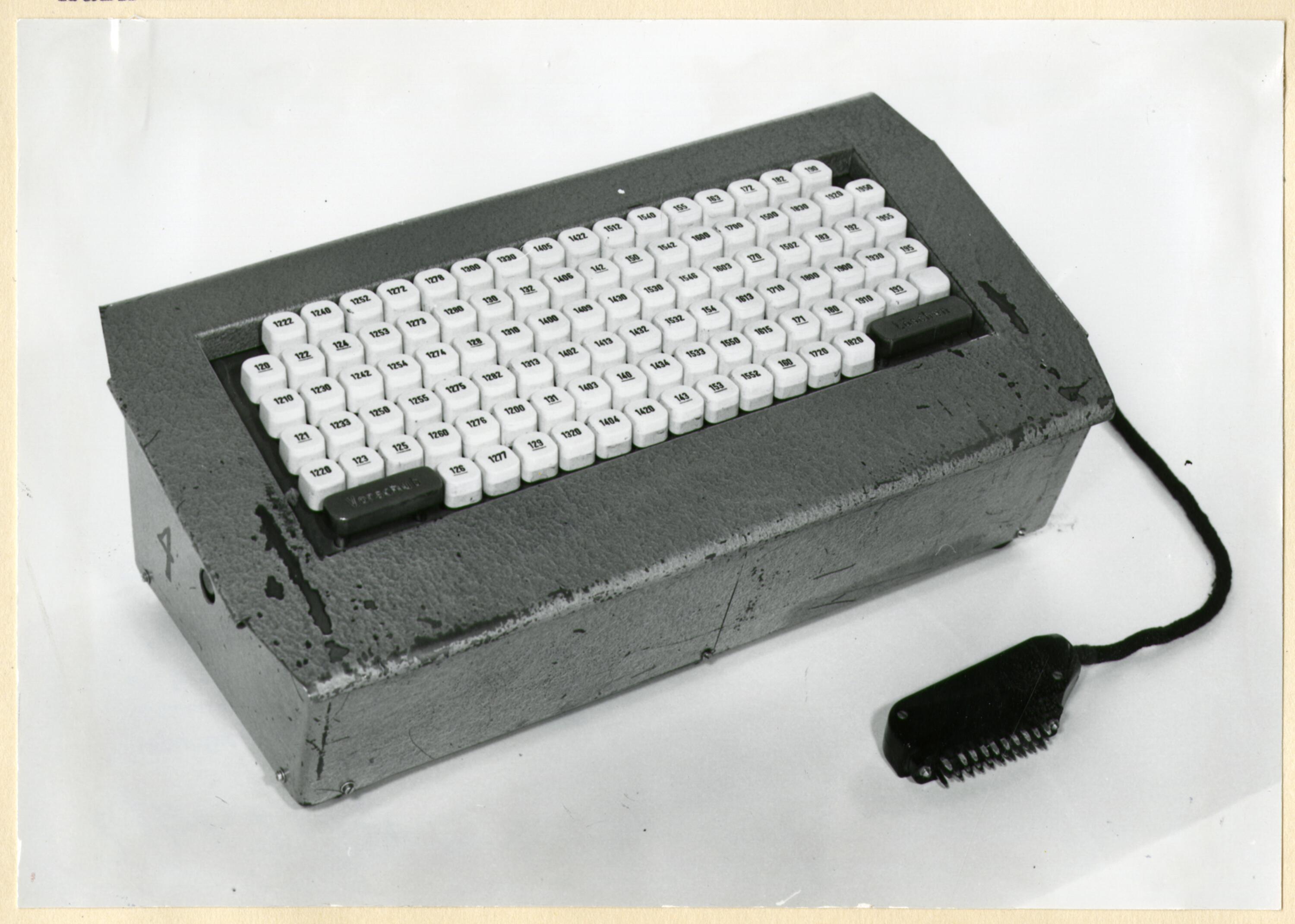Fotografie. Volltastatur einer Briefverteilmaschie (BfVM) der Deutschen ...