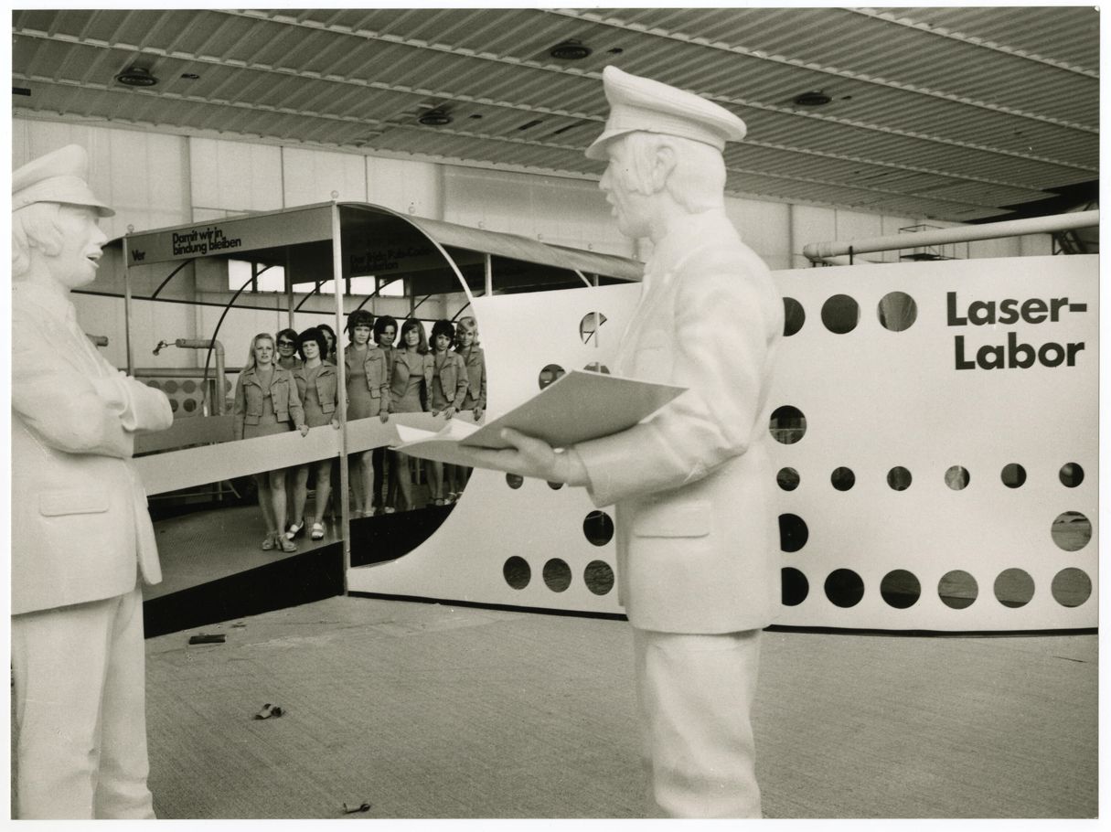 Fotografie. Posthostessen (Postessen) der Deutschen Bundespost in ...