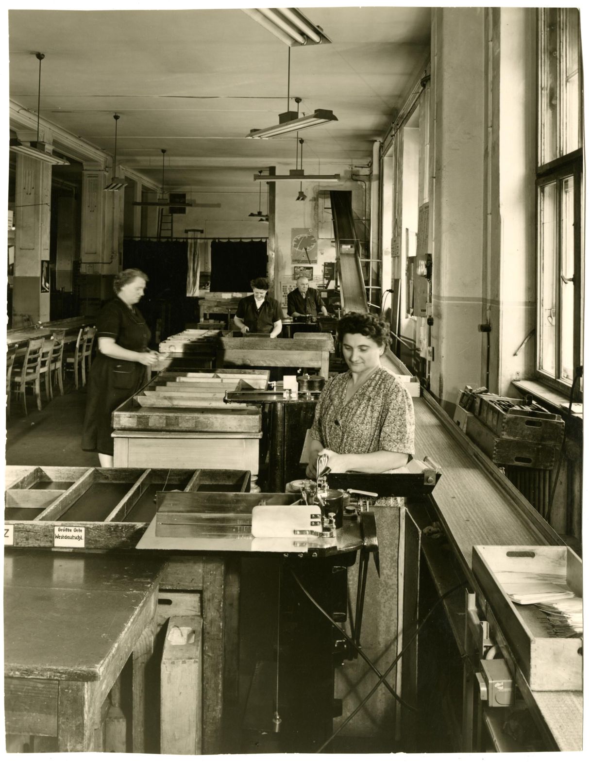Fotografie, Mitarbeiter der Deutschen Post der DDR im Bahnpostamt (BPA ...