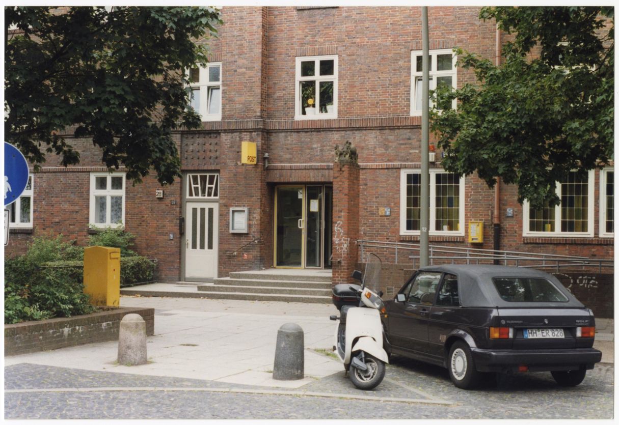 Fotografie, Außenansicht des Postamts der Deutschen Post AG, Hanburg ...