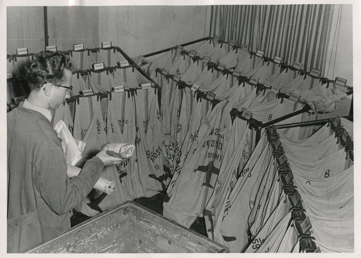 Fotografie, Mitarbeiter des Luftpostamts der Deutschen Bundespost in ...