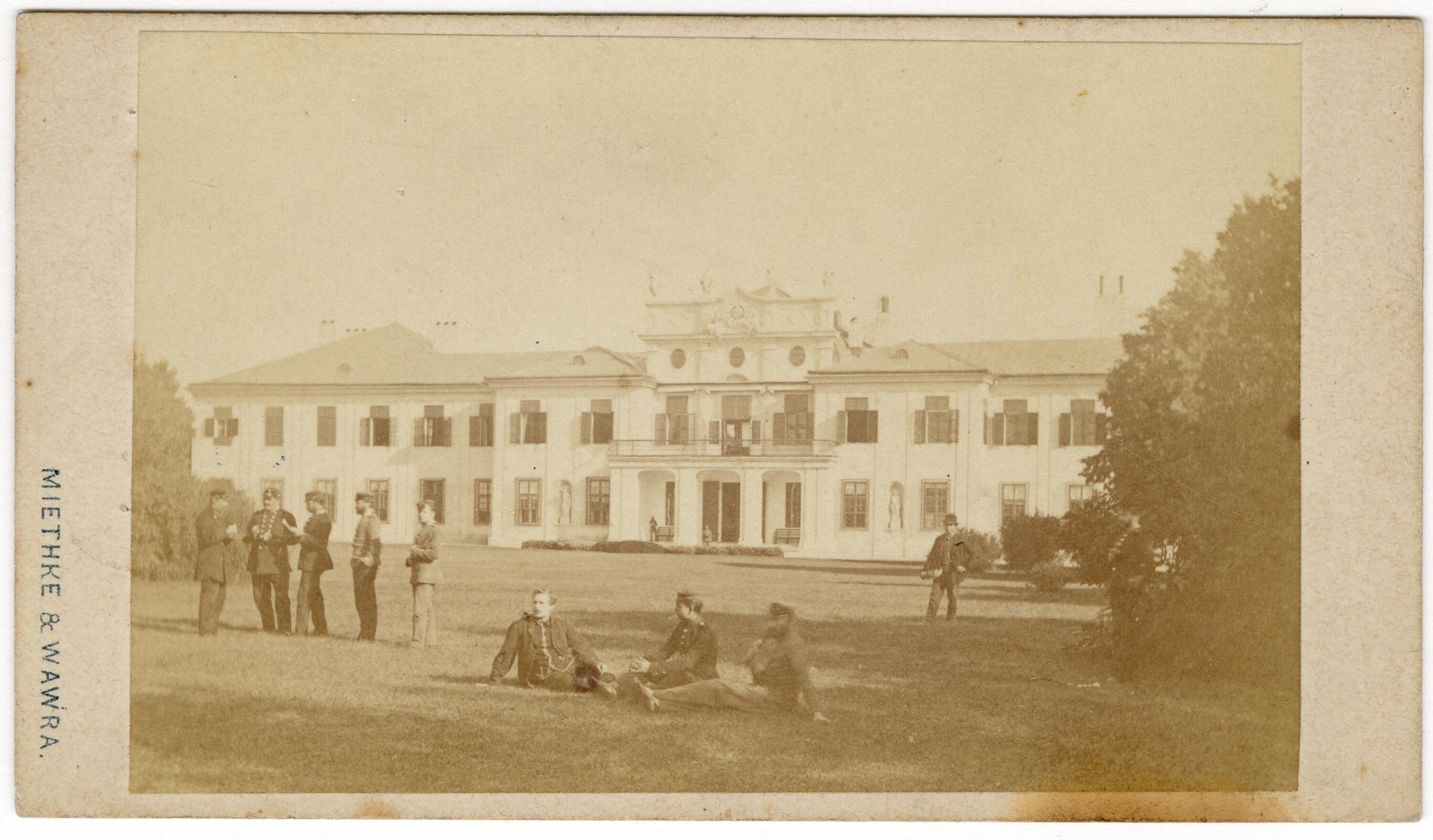 Fotografie, Soldaten der Sächsischen Armee vor Schloß Hetzendorf bei ...