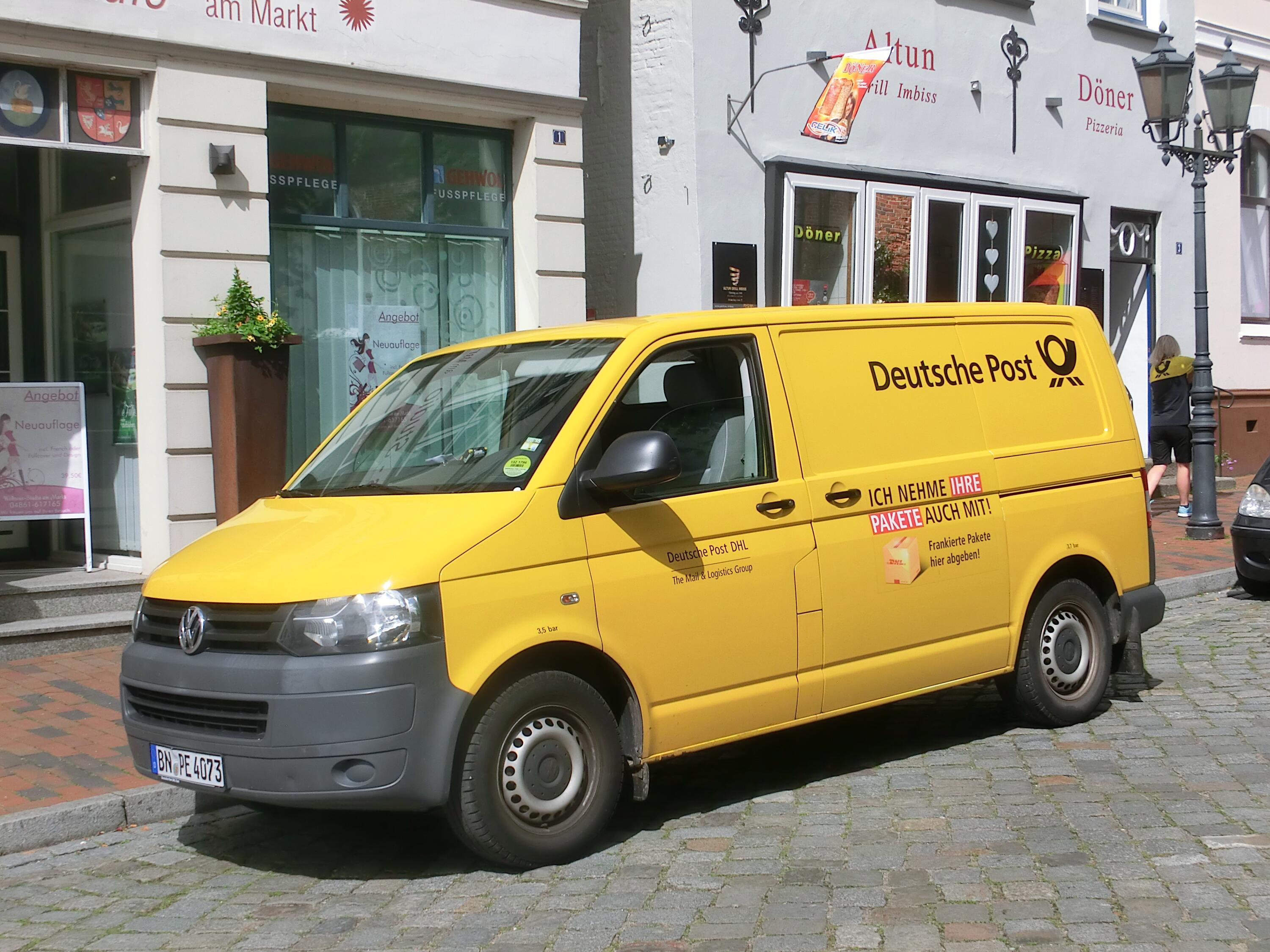 Fotografie. Digitalfoto, VW Zustellfahrzeug der Deutschen Post DHL in ...