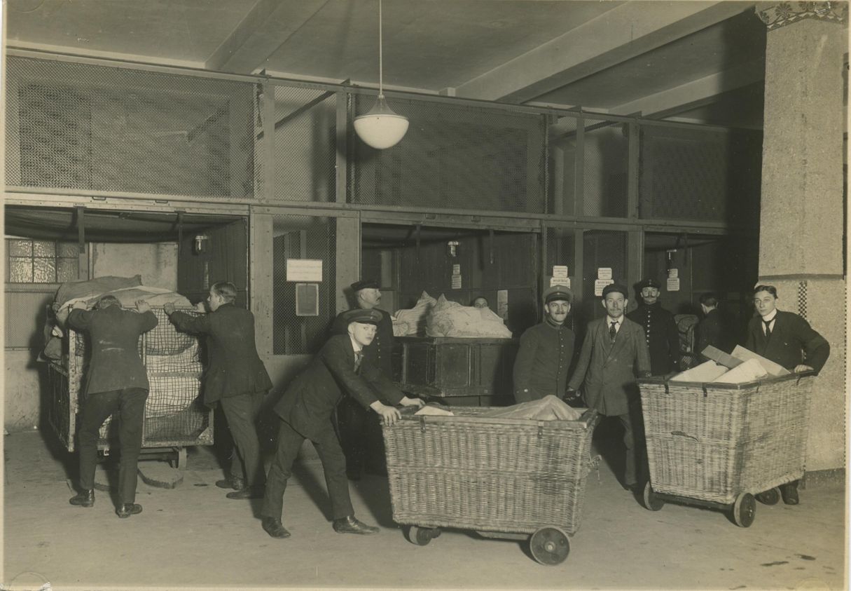 Fotografie Postsammelstelle Dortmund, Die angekommene Feldpost wird in ...