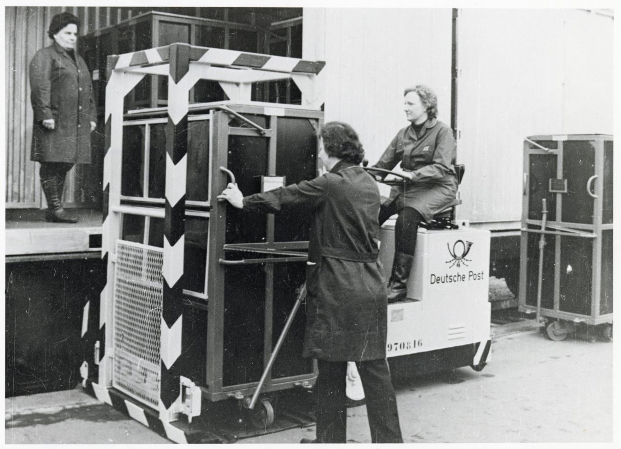 Fotografie, Beladen eines Transcontainer (TC) auf einem ...