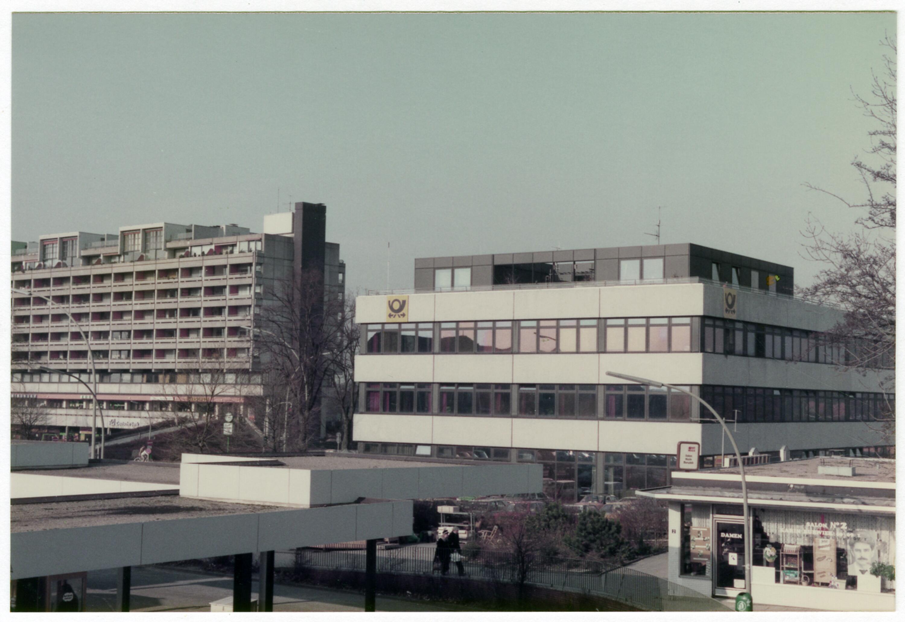 Fotografie, Außenansicht des Postamts der Deutschen Bundespost, Hamburg ...