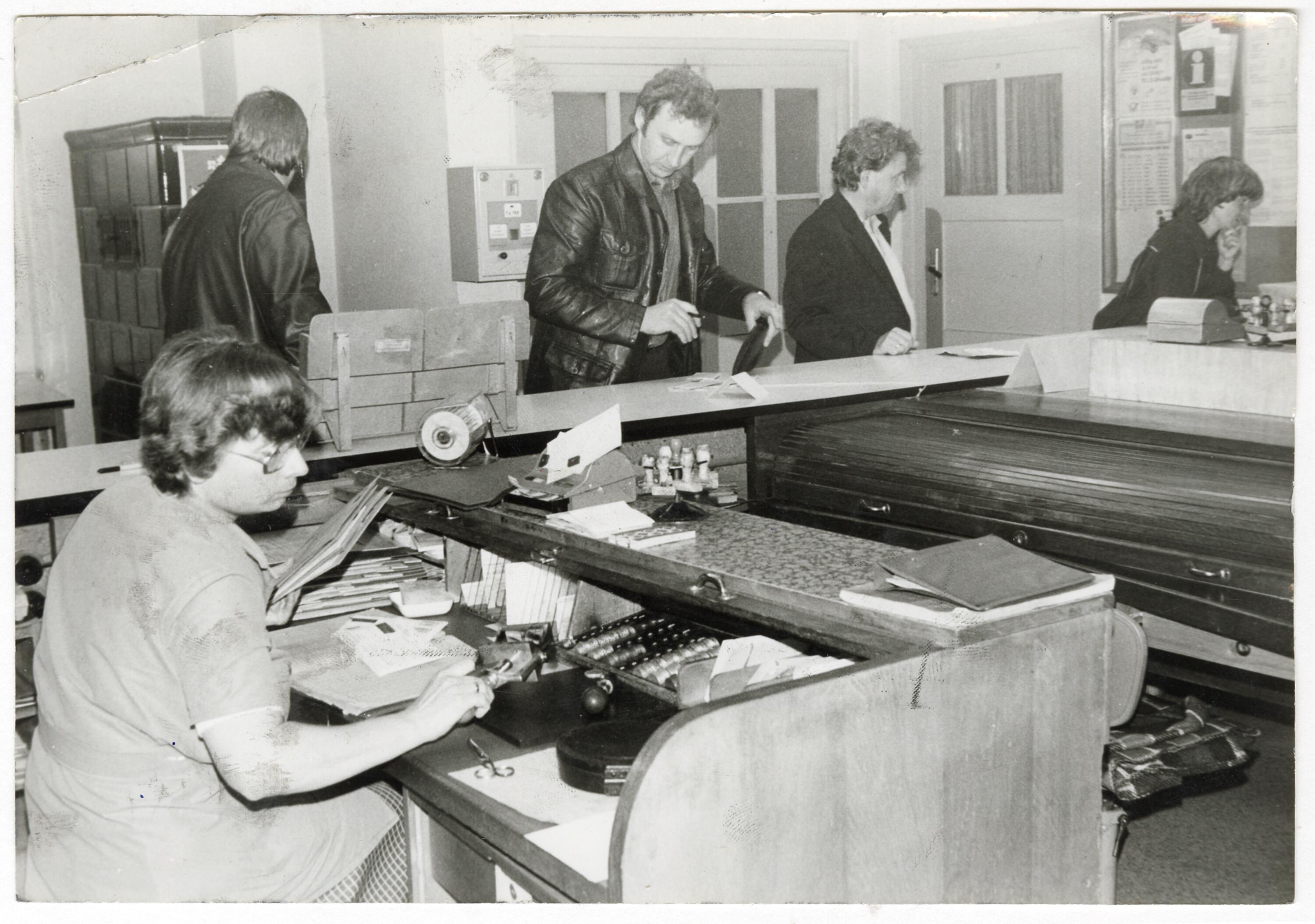 Fotografie, Mitarbeiterin der Deutschen Post der DDR in einem ...