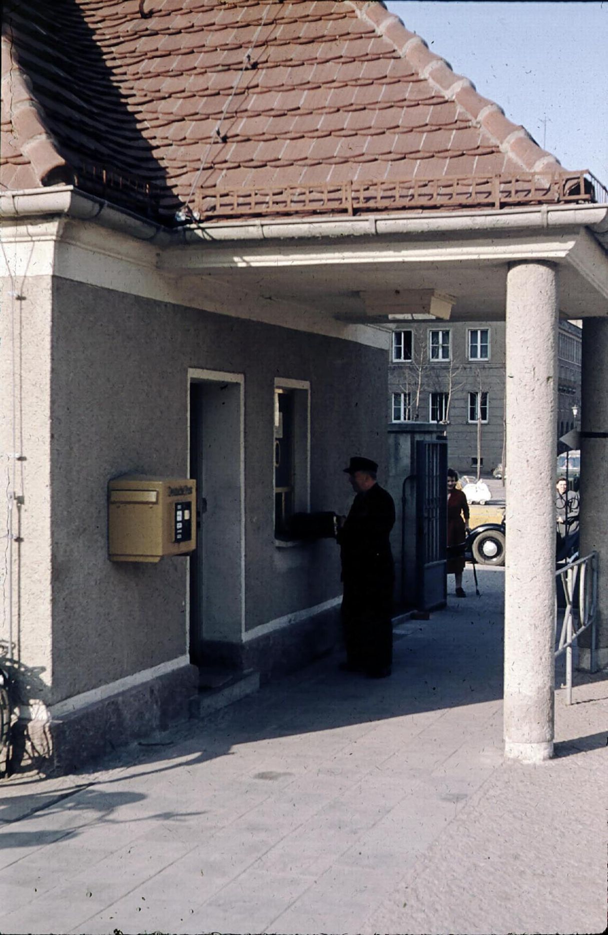 Fotografie. Glasdiapositiv, Zusteller der Deutschen Post der DDR bei ...