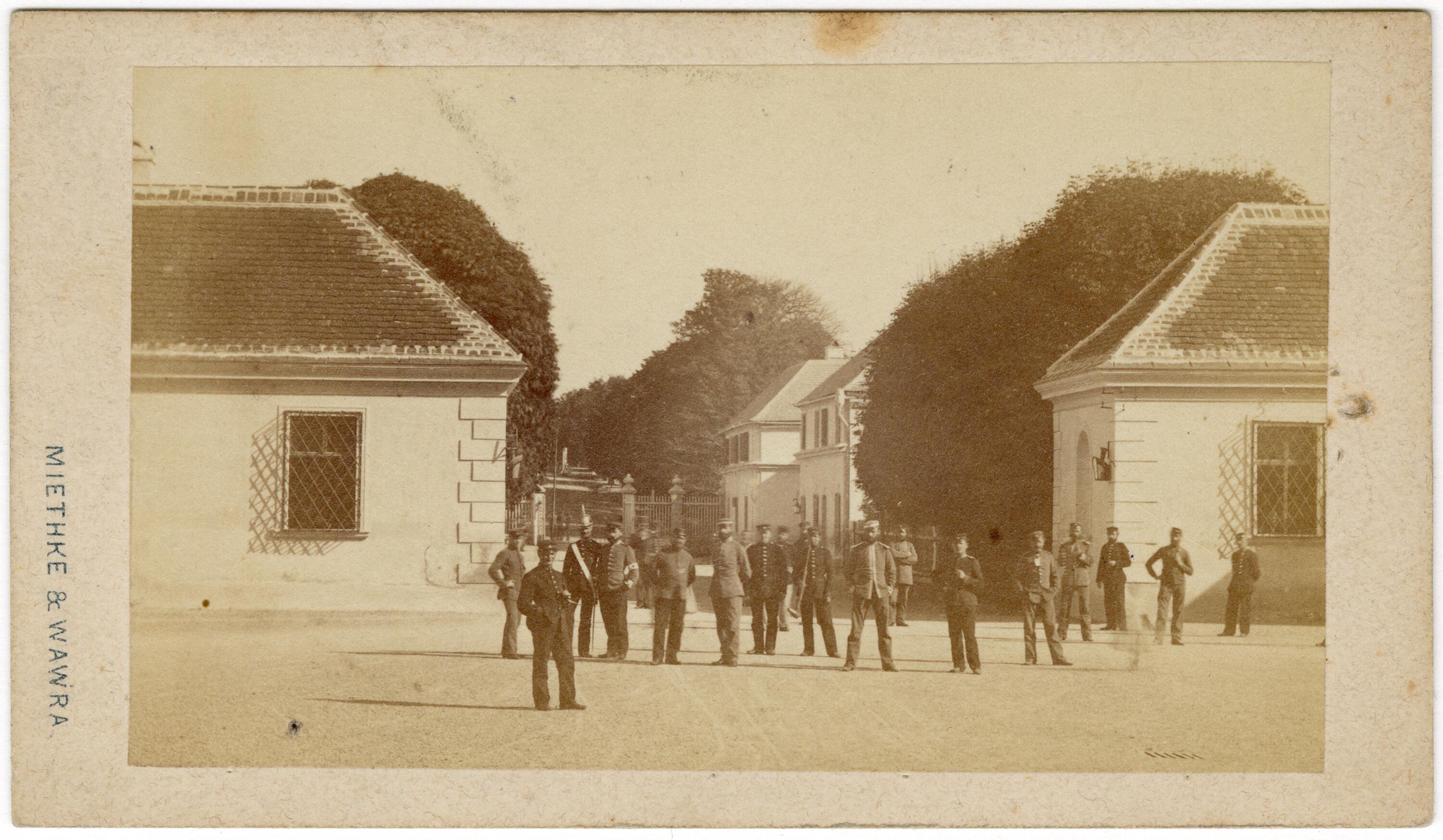 Fotografie, Soldaten der Sächsischen Armee vor Schloß Hetzendorf bei ...
